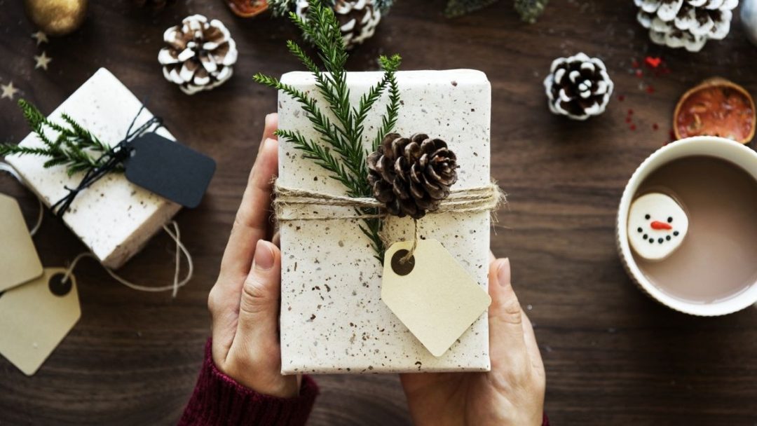 How to give your crush a gift secretly - What to get my...